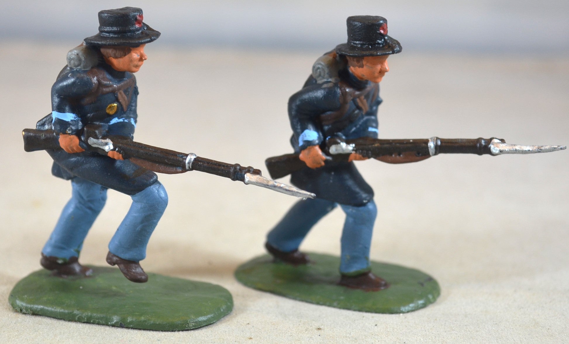 Armies in Plastic Painted Union Iron Brigade Infantry Advancing 7 Piec ...